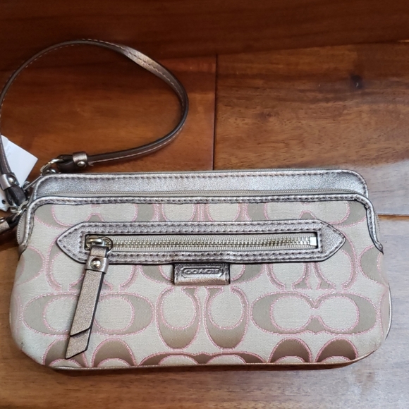 Coach | Bags | Nwt Coach Daisy Outline Signature Med Zip Wristlet ...